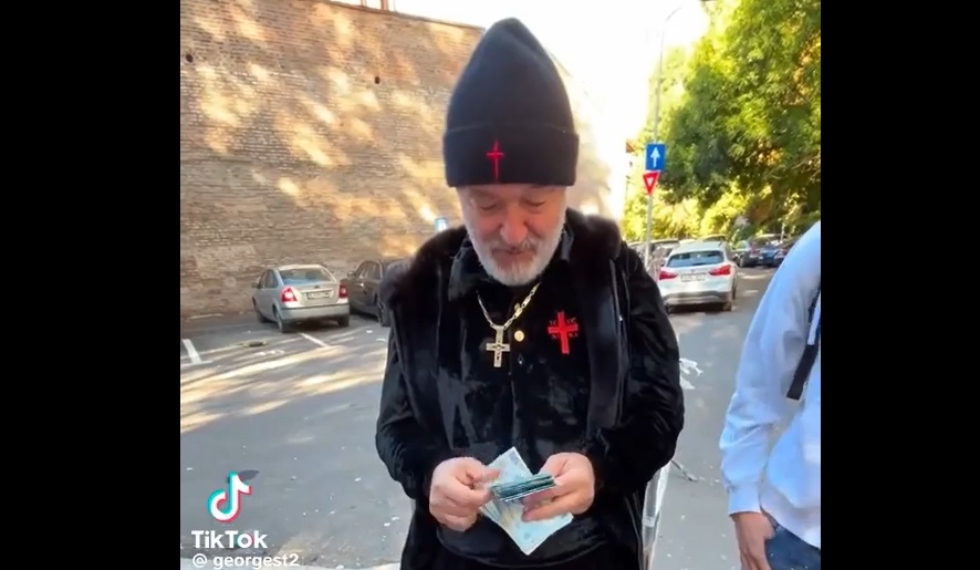 Gigi Becali a împărțit bani adolescenților din liceul „Mihai Eminescu”. Imagini cu miliardarul ...