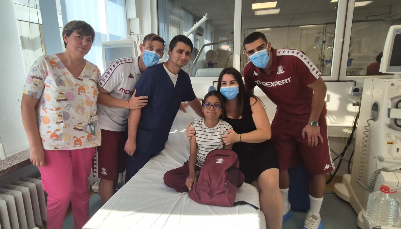 Imagini copleșitoare de la spital cu fotbaliștii Rapidului printre copiii bolnavi