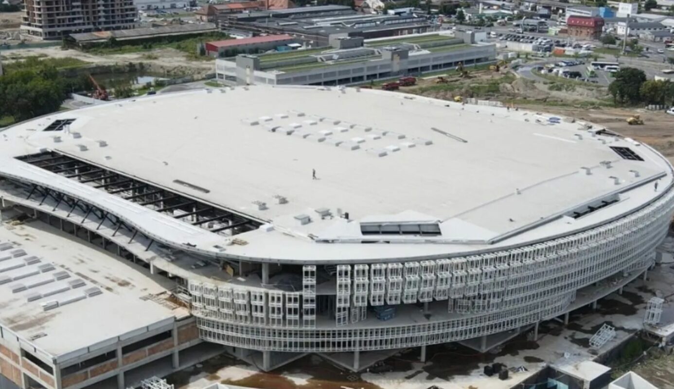 Un an de întârziere a lucrărilor la cea mai mare sală polivalentă din România! E 58% gata