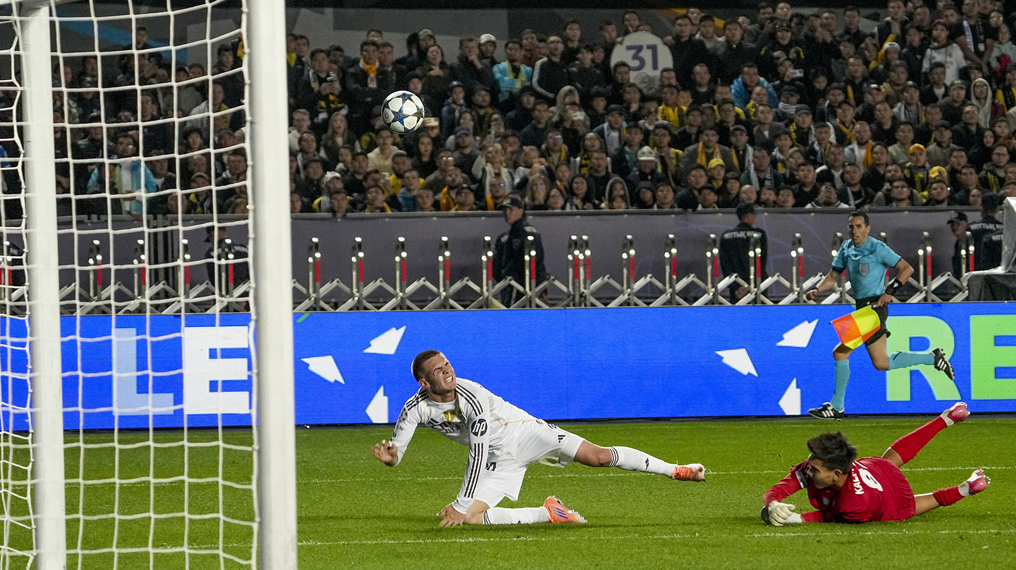 Mama fotbalistului a fost confundată cu sora lui și a devenit celebră ...