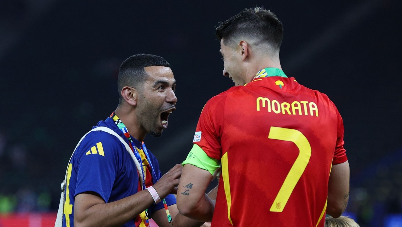 Tatăl puștiului care are salariu de 45.000 de euro pe zi e casnic și nu ...