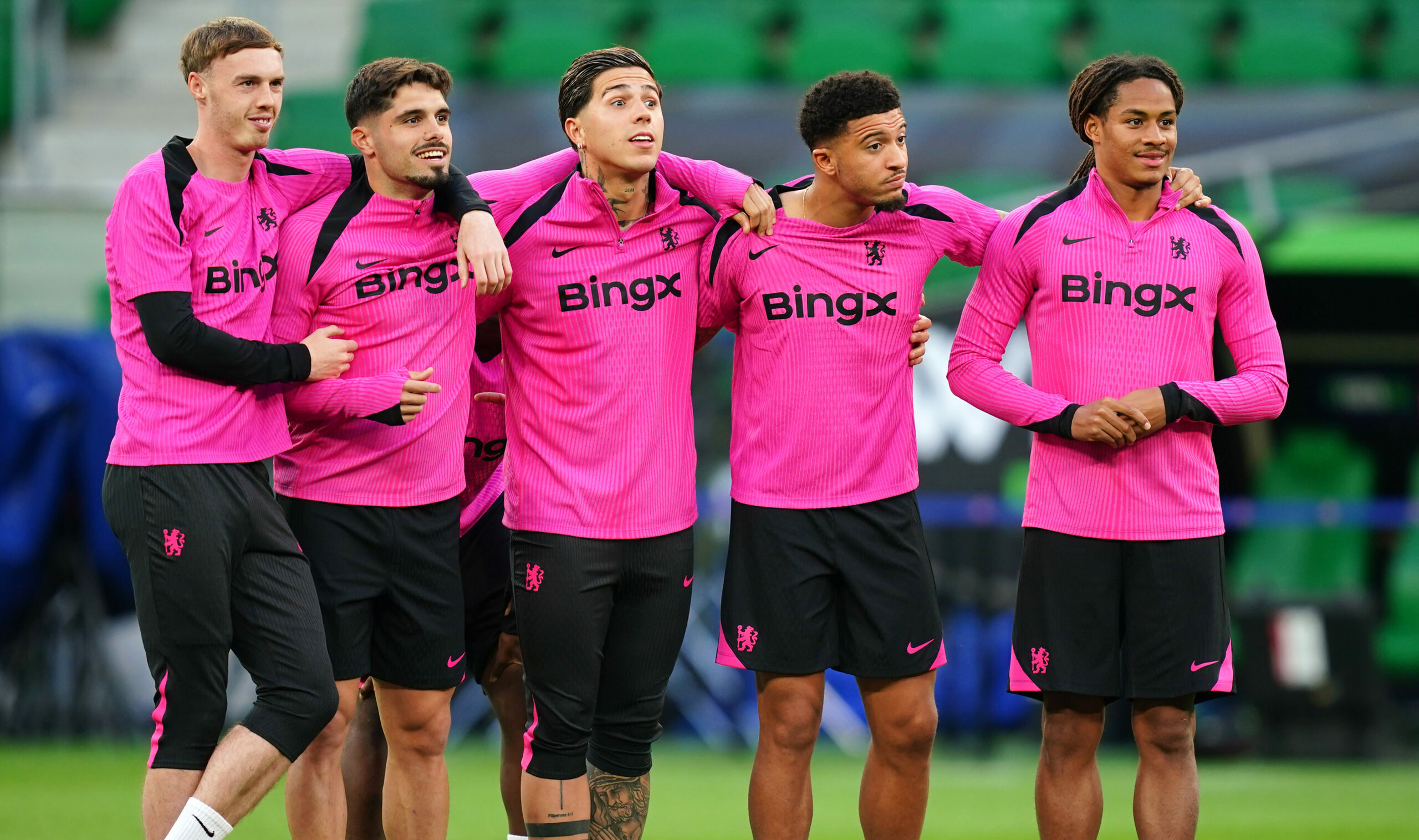 Ca-n bancurile cu proști! Și-a fracturat degetul în ușă și ratează ...