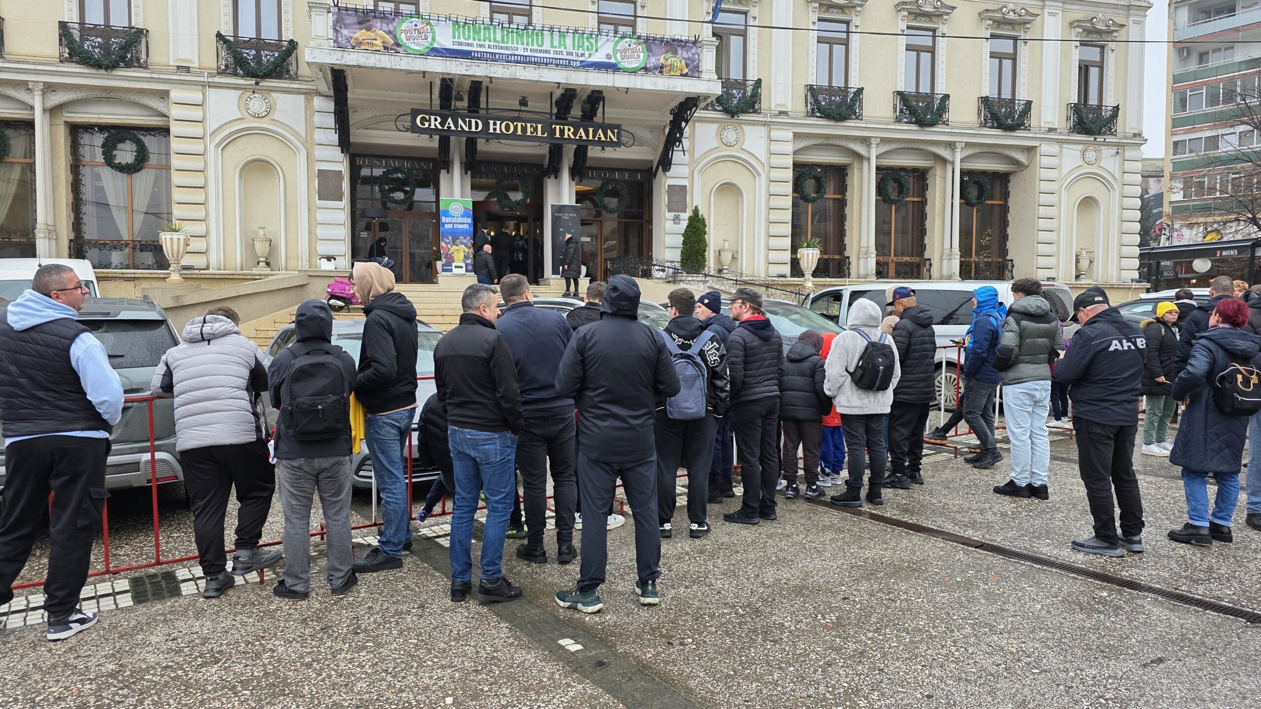 Fanii români au luat cu asalt hotelul la care este cazat Ronaldinho ...