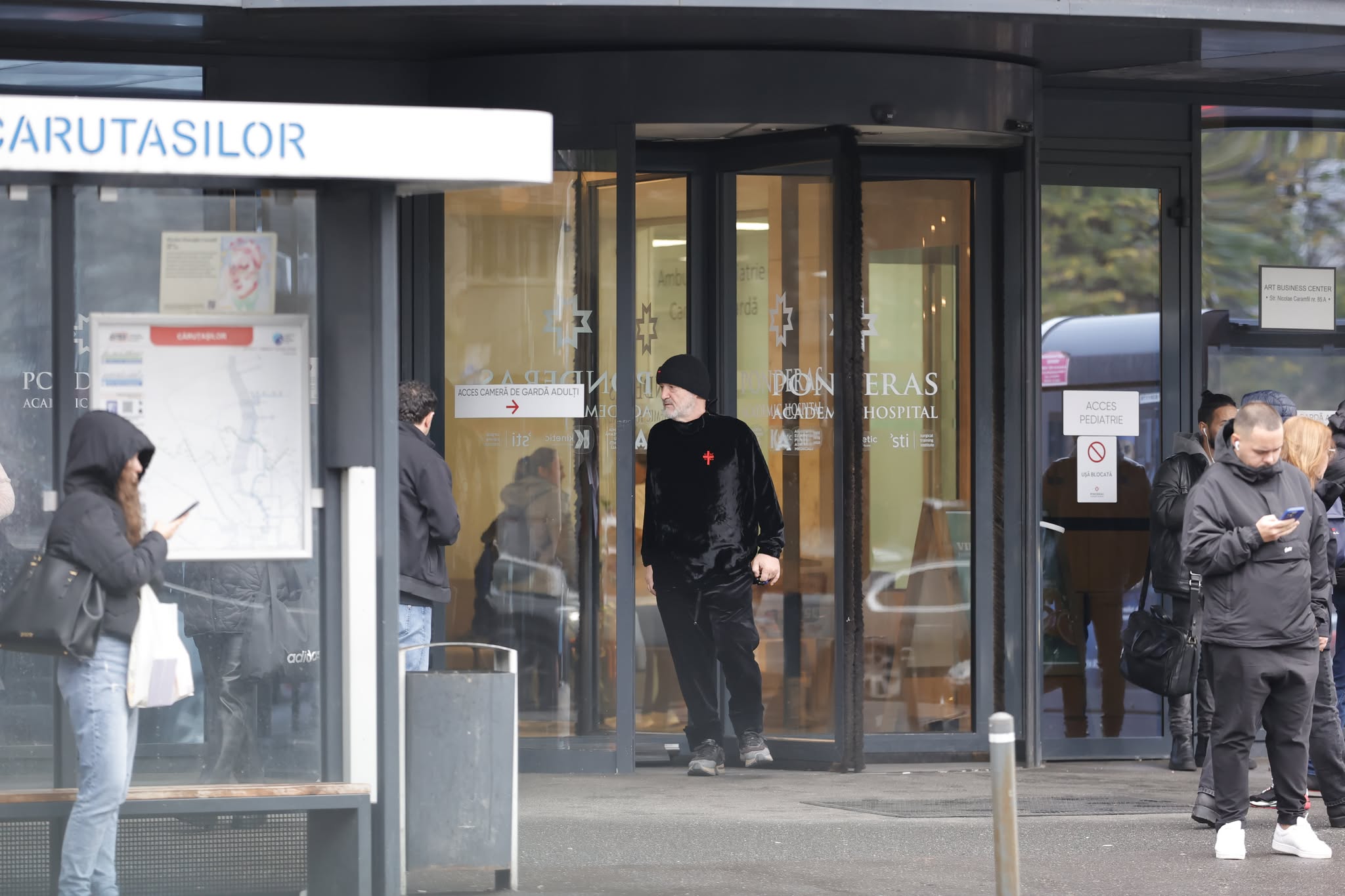 Imaginile zilei cu Gigi Becali la spital. I-a dat un teanc de bani lui ...