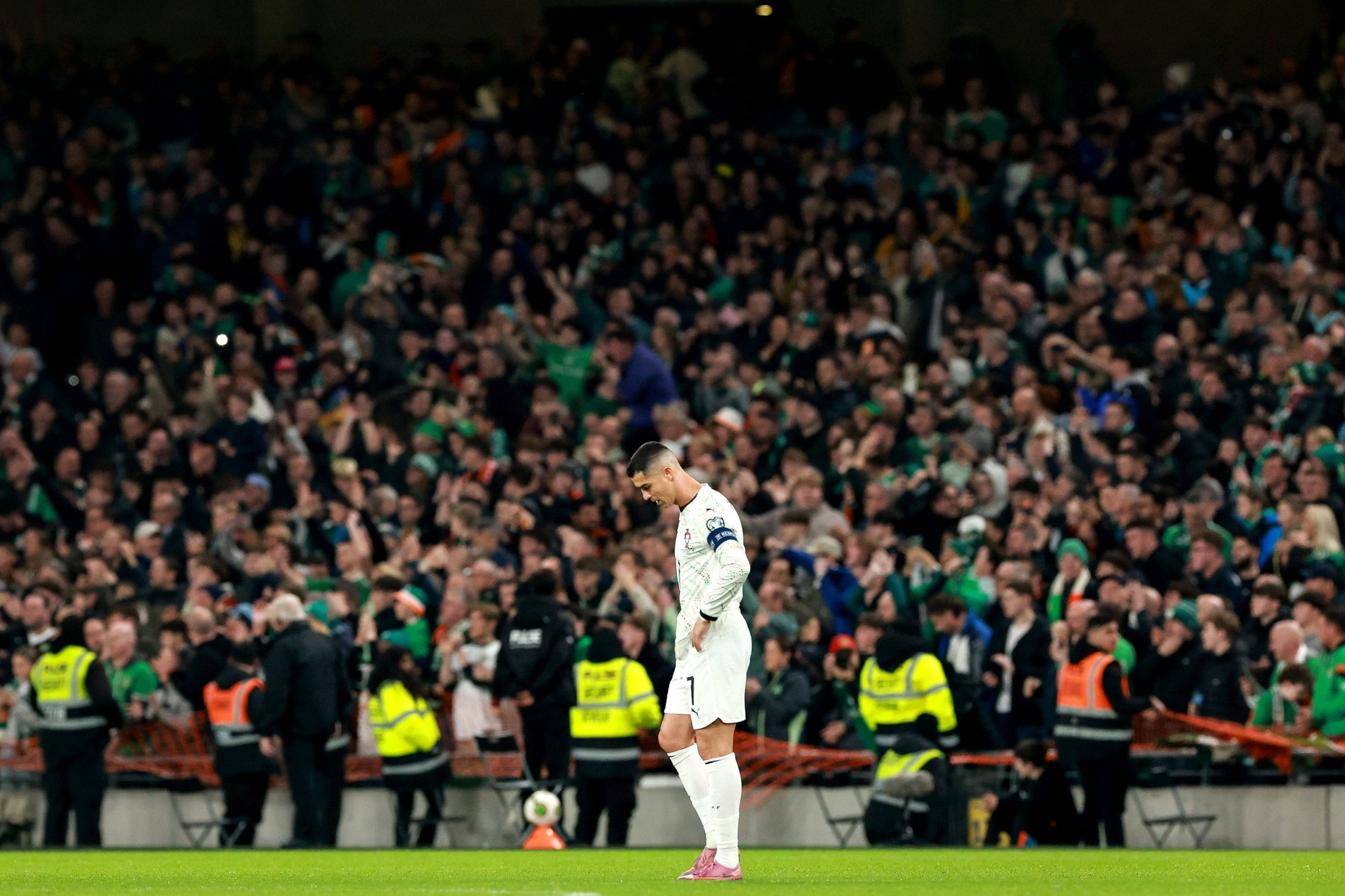 Nemaivăzut! Cristiano Ronaldo a luat cartonaș roșu pentru că și-a lovit ...