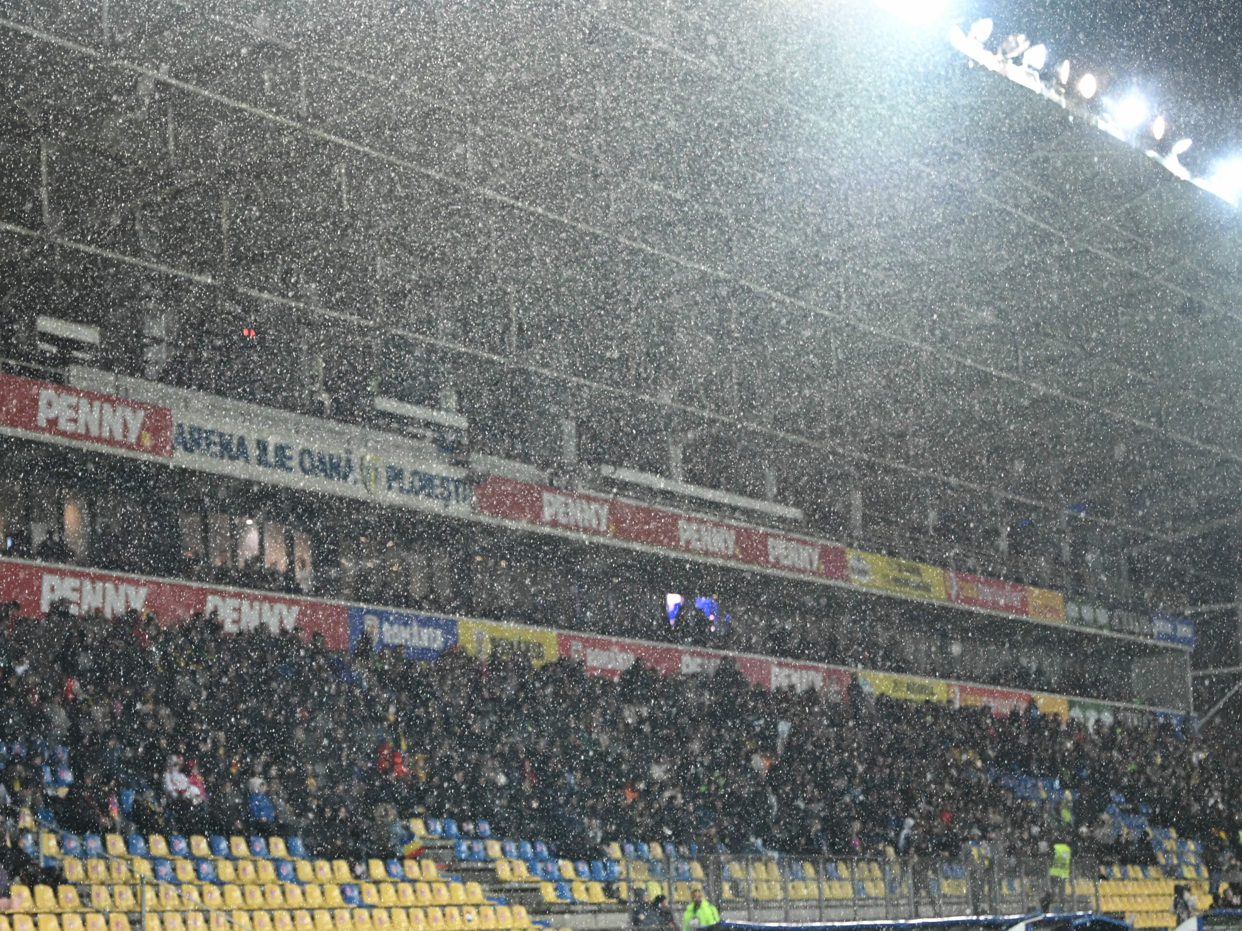 Ploaia și Bosnia au alungat fanii! Câți plătitori de bilete nu au mai ...