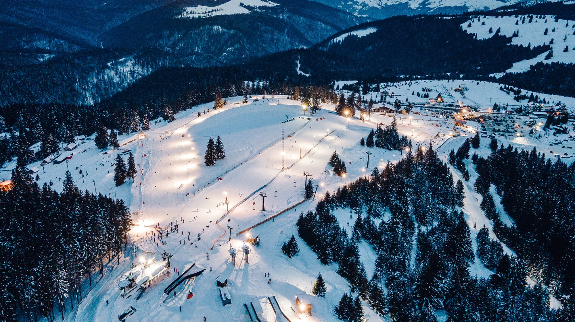 Zăpada care a trecut prin trei anotimpuri. Ce este snow farming și în ce oraș din România se găsește