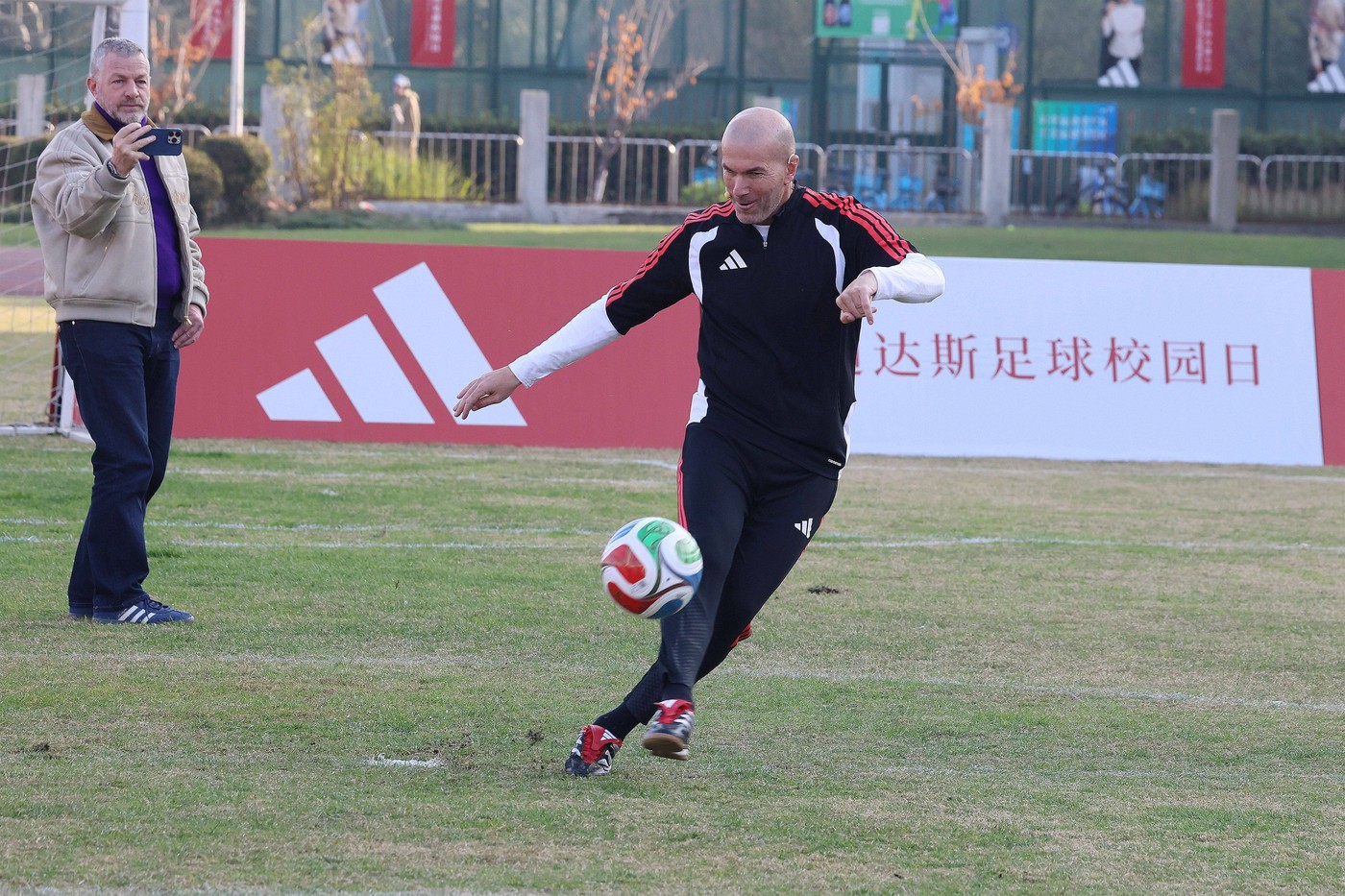 Zinedine Zidane, de neoprit chiar și la 53 de ani! Clipul care a ...