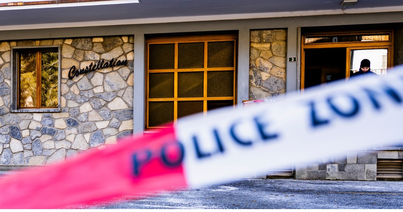 A apărut imaginea cu chelnerița care ducea şampaniile cu artificii în ...