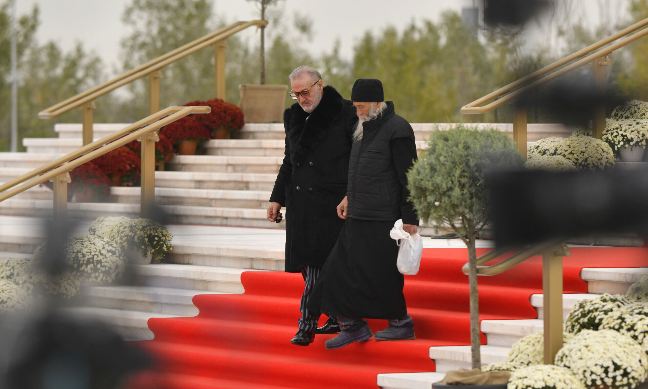 Trei hoți au dat spargerea la Mănăstirea lui Gigi Becali! Ce au vrut să ...