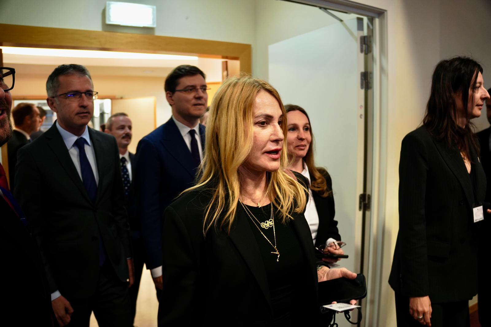 Nadia Comăneci, primită ca o zeiță în Parlamentul Europei. Medaliații ...