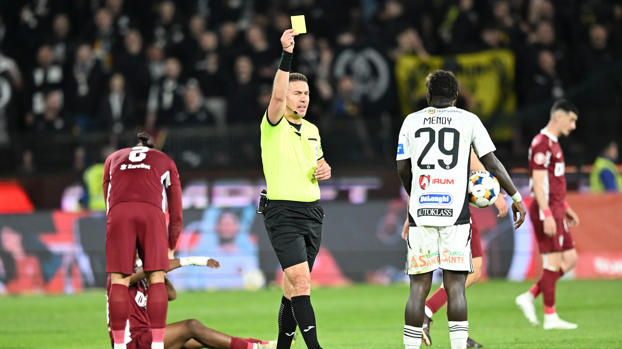 Fotbaliștii lui Bergodi au explodat după cea mai controversată fază din ...