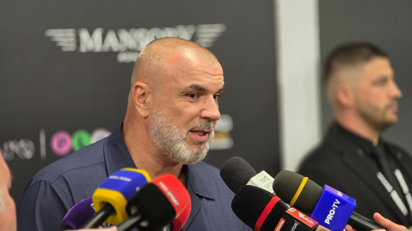 Cosmin Olăroiu vede în Gică Hagi șansa României și în Cristi Chivu un ...