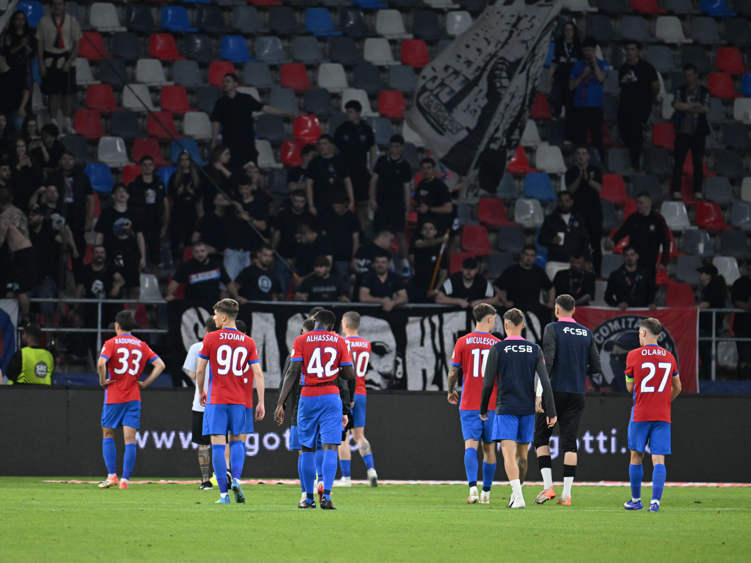 FCSB încheie sezonul fix cum l-a început. Câți jucători are campioana ...