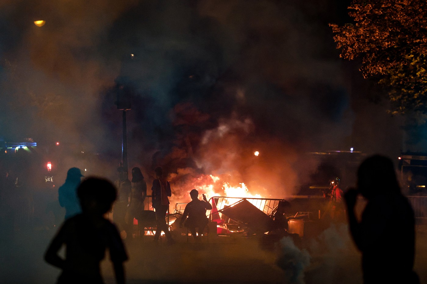 Imagini ȘOCANTE la Paris: au dat foc mașinilor și s-au bătut cu polițiștii!