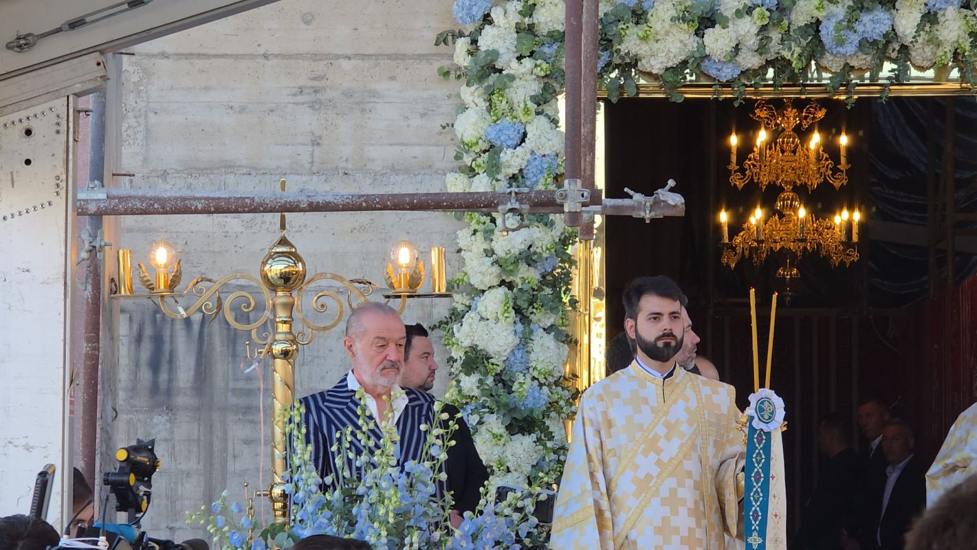 Alexandru Tudor, în straie religioase, și Valeriu Argăseală sunt ...